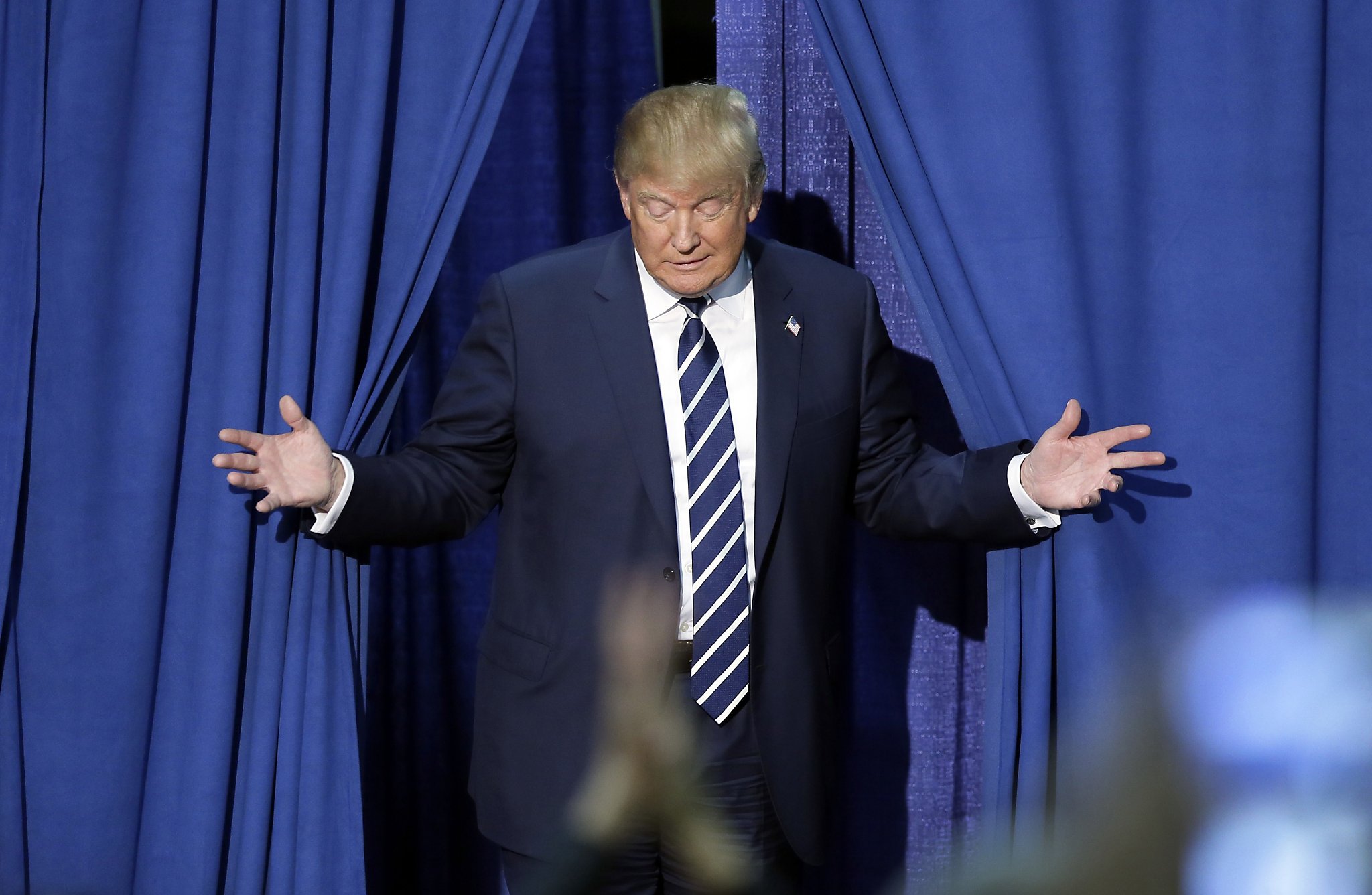 Voter mistrust of Washington insiders elevates Trump, Carson