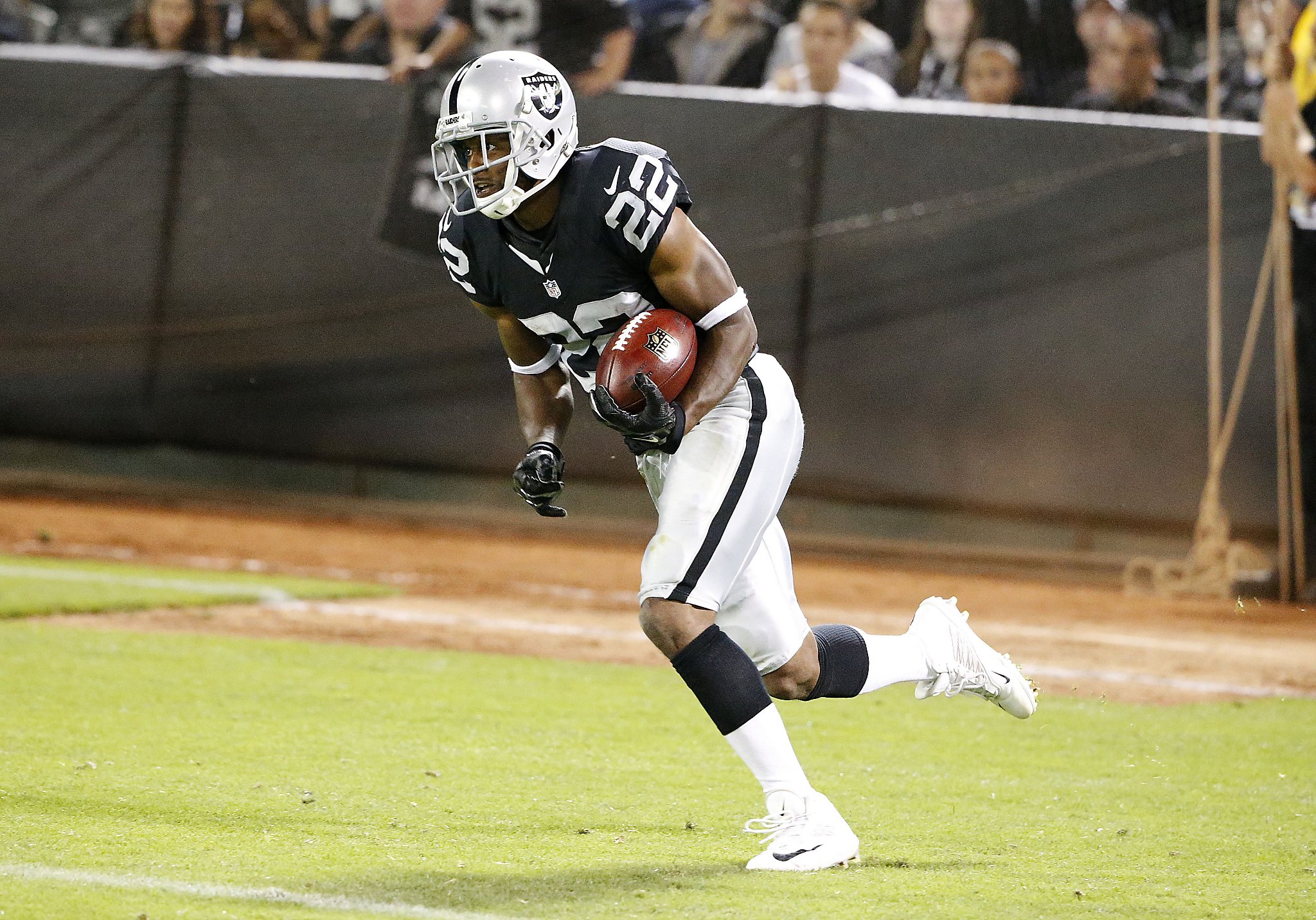 Back on offense, Raiders’ Taiwan Jones says he’s in flow