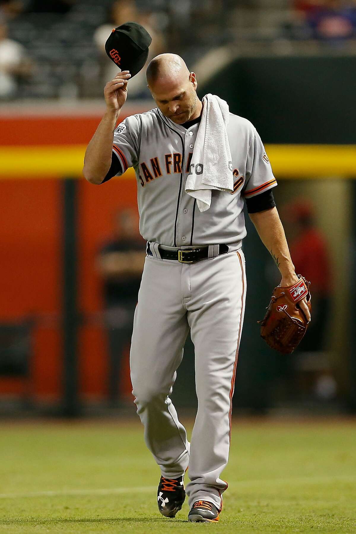 Tim Hudson homers in Giants win; Brandon Crawford hurt