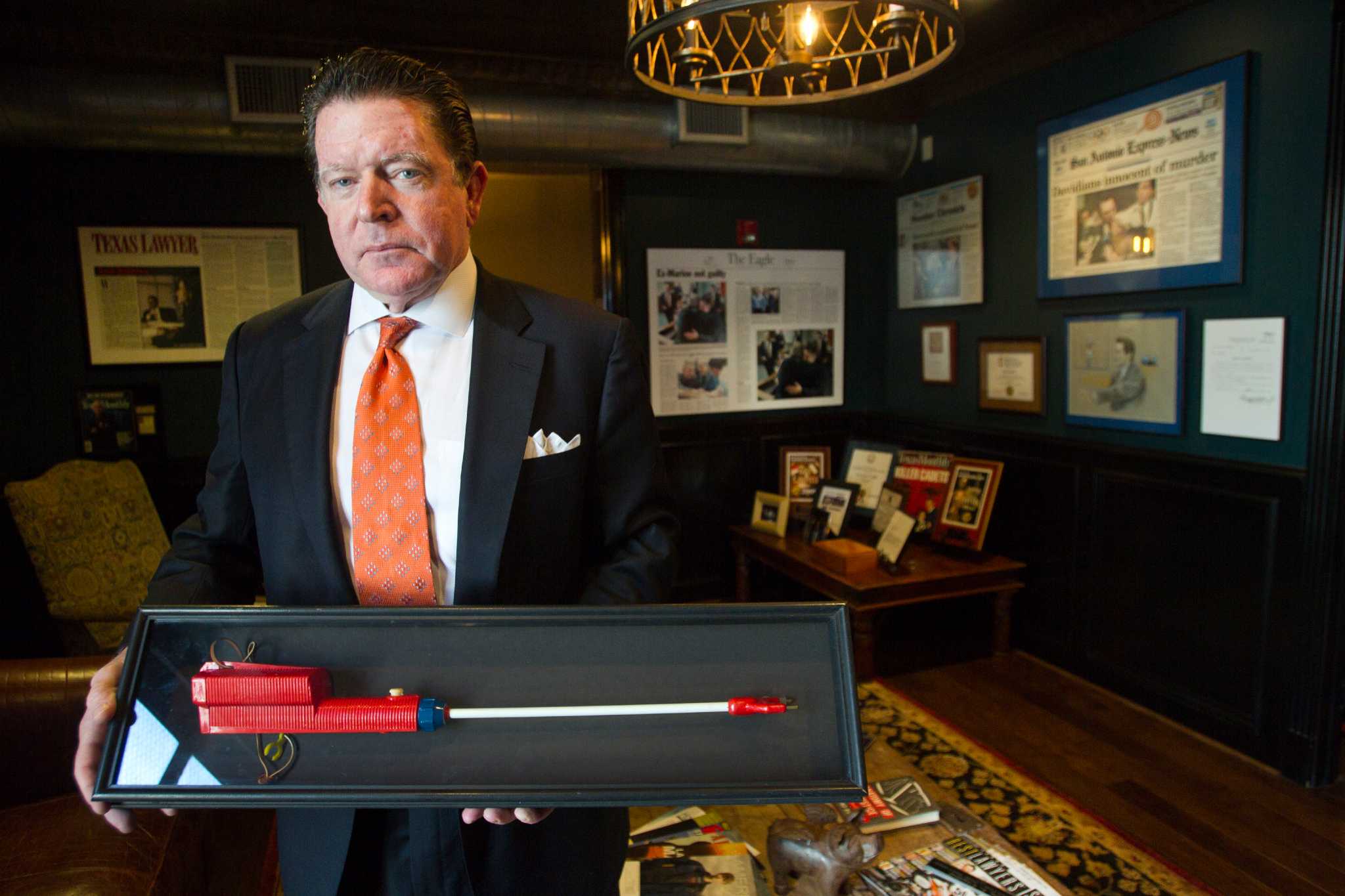 Houston lawyer to lead Paxton defense