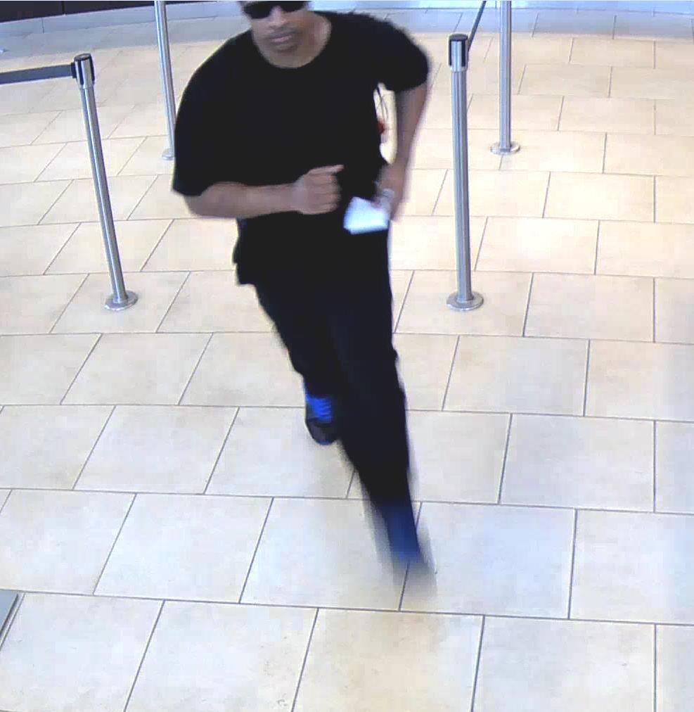 Serial robber strikes again in Houston, escapes on foot