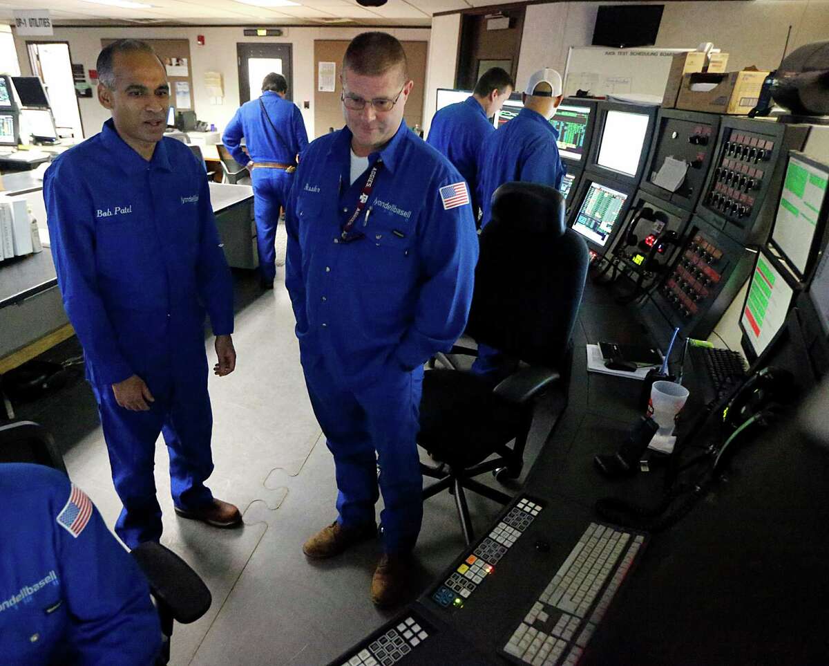 Shale-fed chemical boom still soars even as oil falls