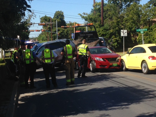 Multiple vehicle crash shuts down road in Alamo Heights