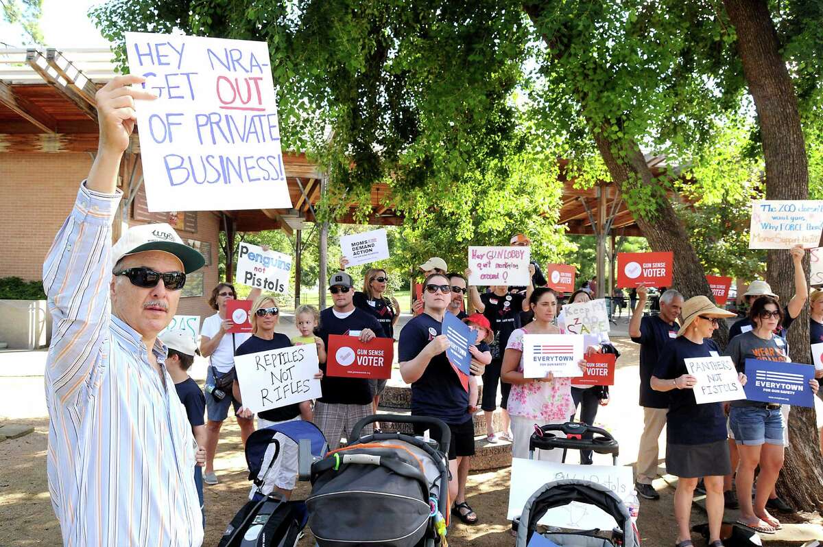Moms protest against guns at Houston Zoo