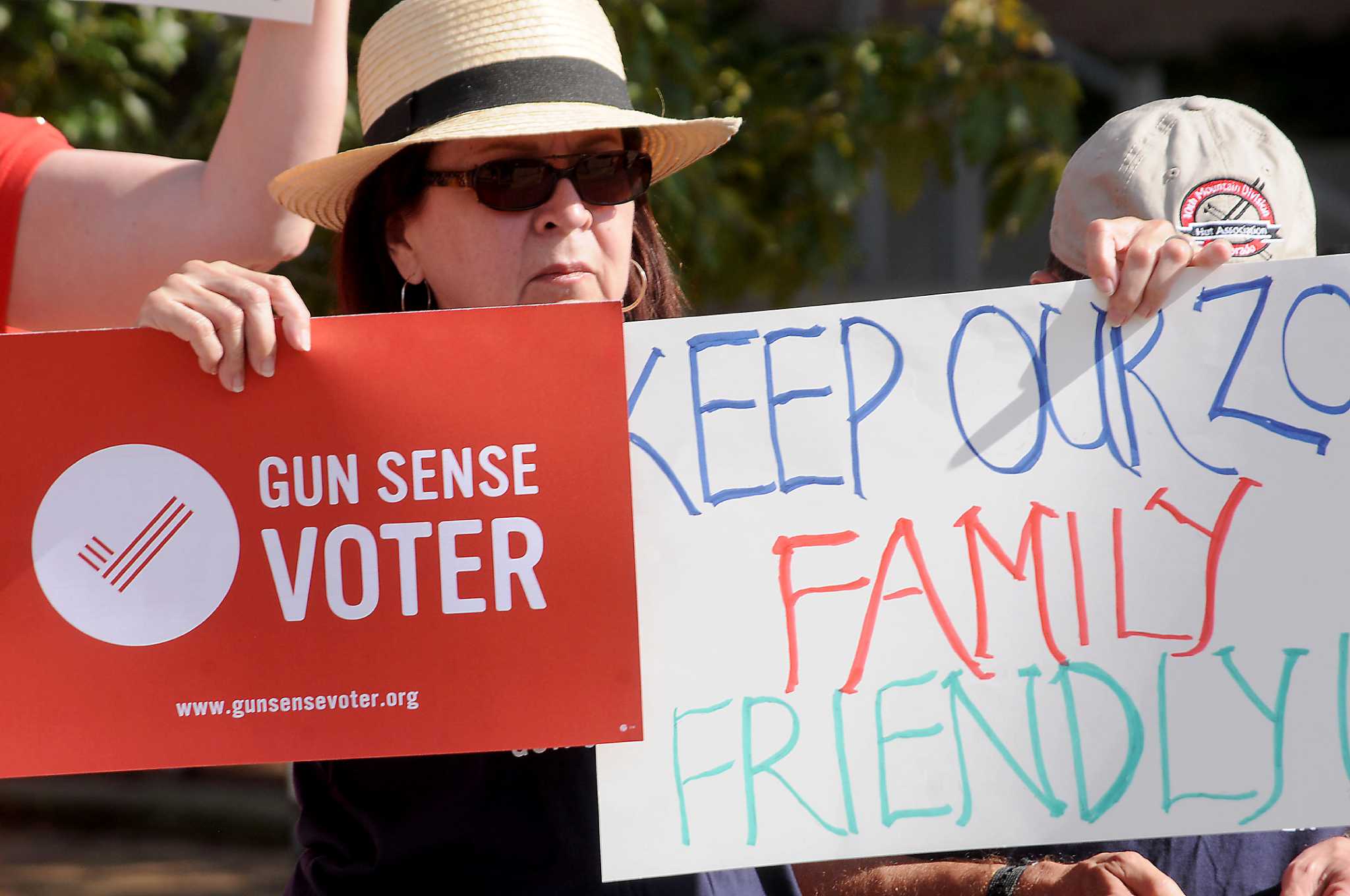 Moms protest against guns at Houston Zoo