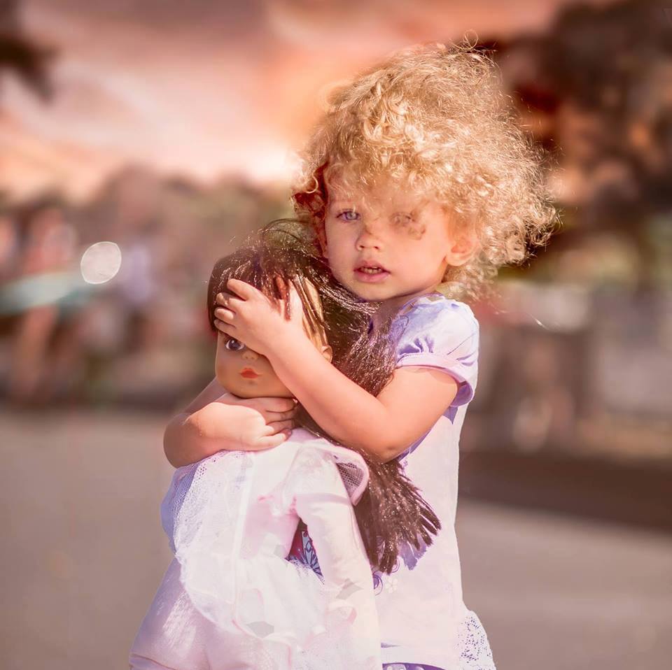 Young Valley Fire witness' heartbreaking photo shows pain of toys gone ...