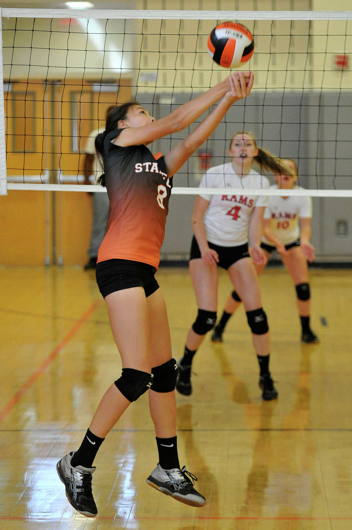 Stamford volleyball defeats New Canaan