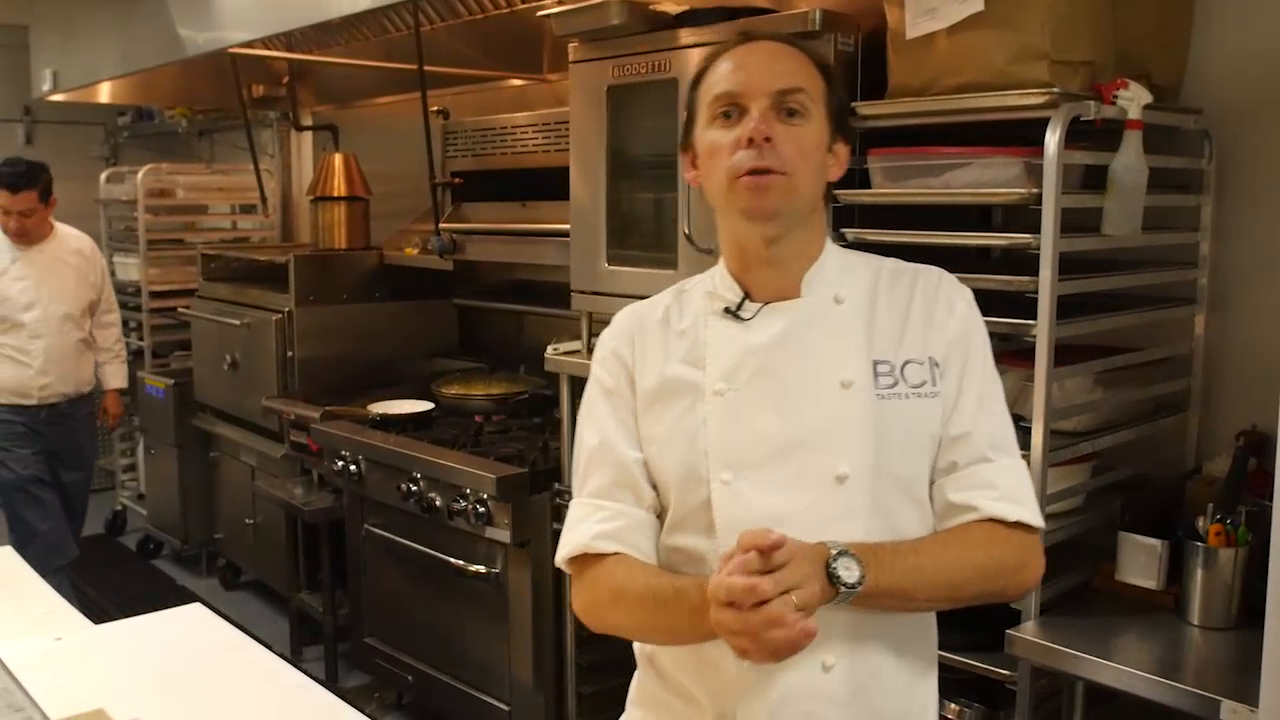 Video: BCN Taste and Tradition chef Luis Roger makes pan con tomato