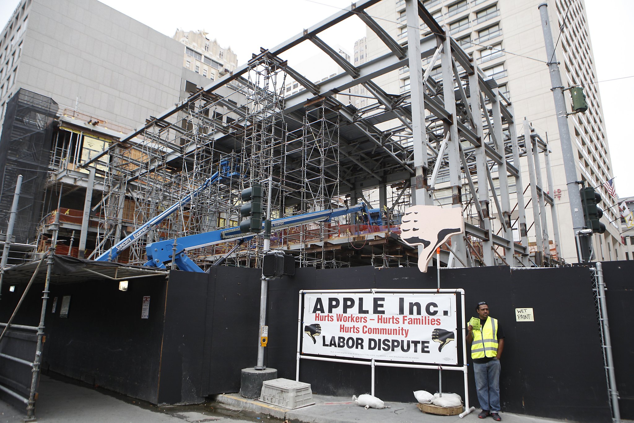Practices at new Apple building draw ire of union, contractor