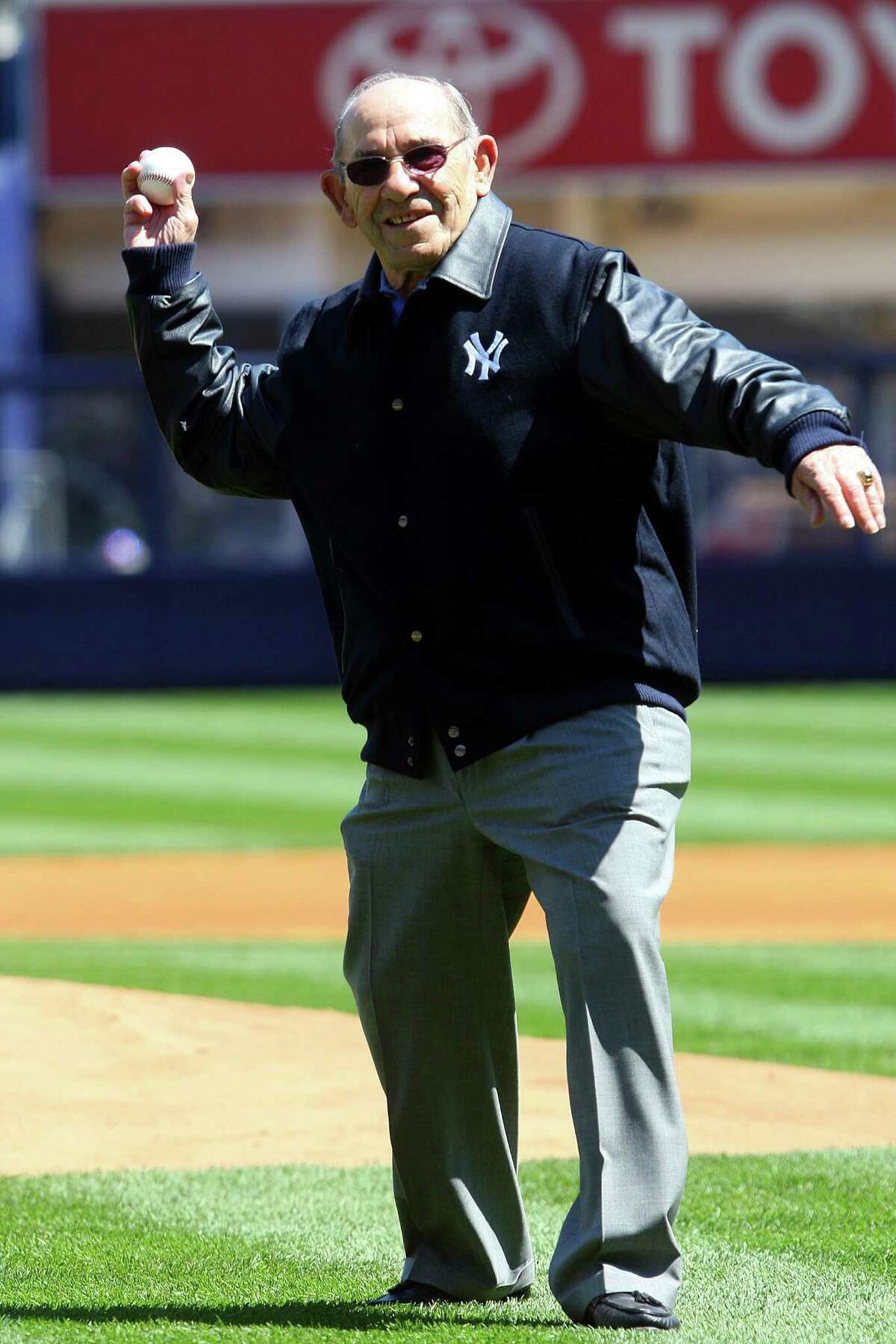 Yankees Hall of Fame catcher Yogi Berra dies at 90