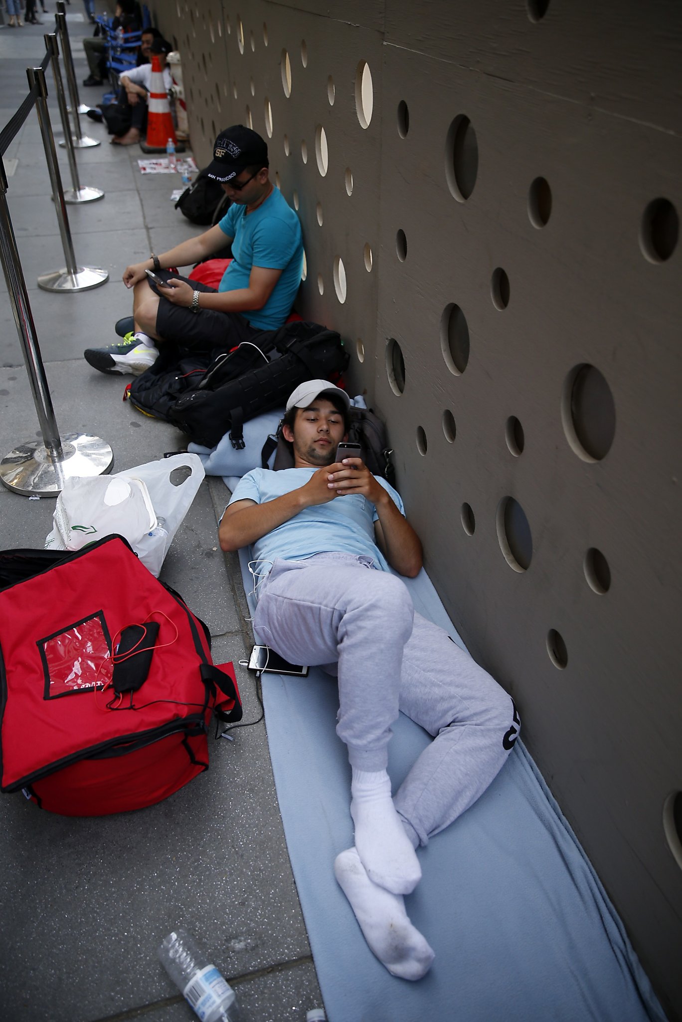 Die-hard Apple fans camp out at S.F. stores for new iPhone 6S