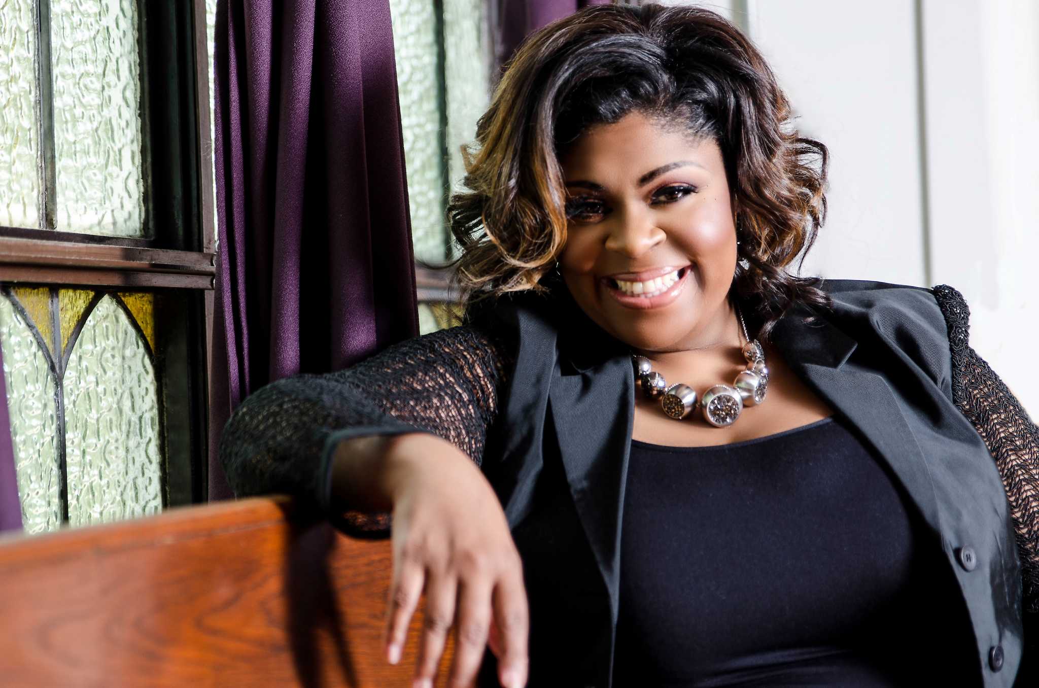 Kim Burrell sings praises in Houston