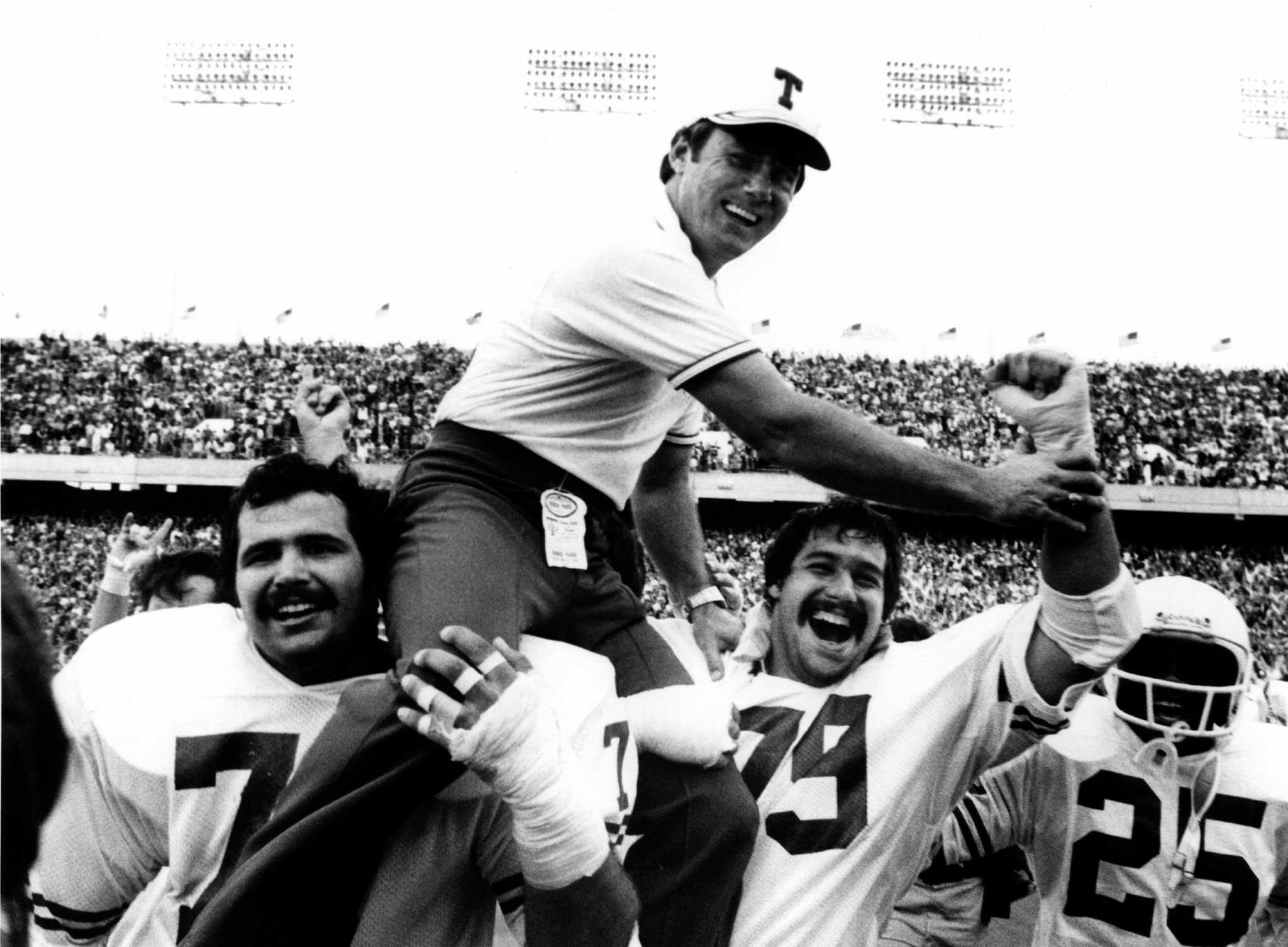 Former Texas football HC Fred Akers dies at 82