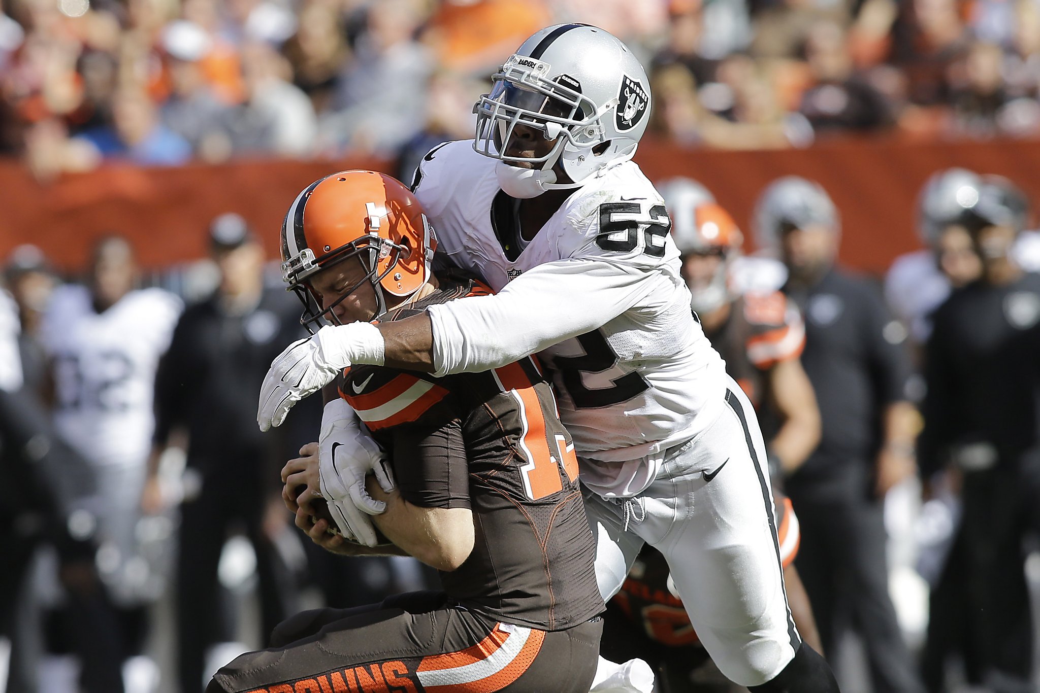 Mack helps Raiders’ defense keep foes guessing