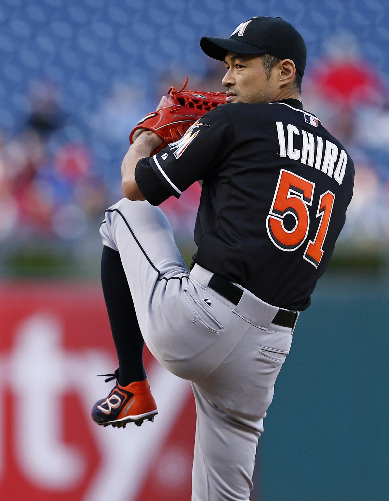 Ichiro tries his hand at pitching