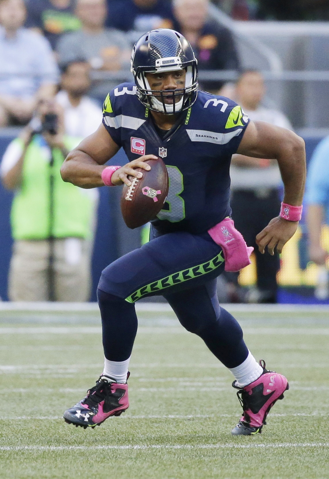 Seahawks QB Russell Wilson shows off arm strength, scrambling ability ...
