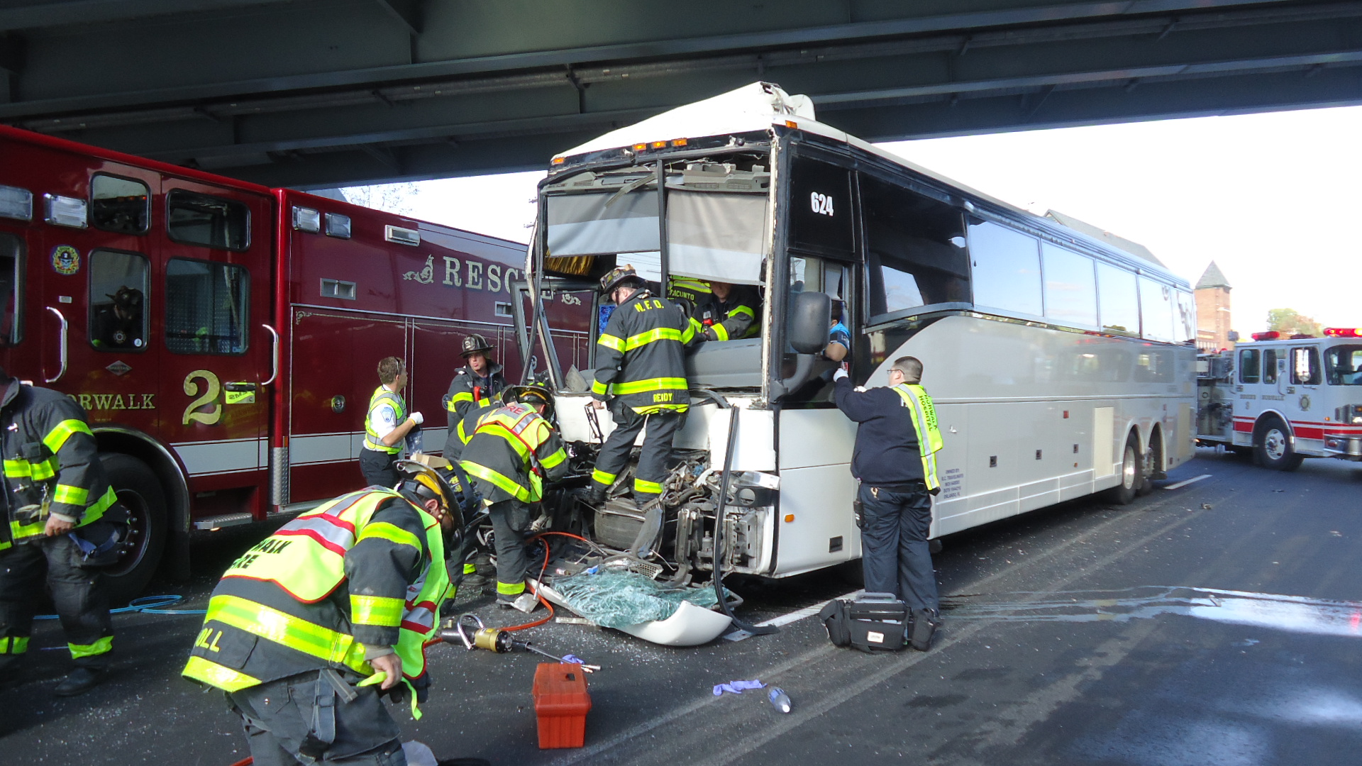1 dead in coach bus crash on I-95