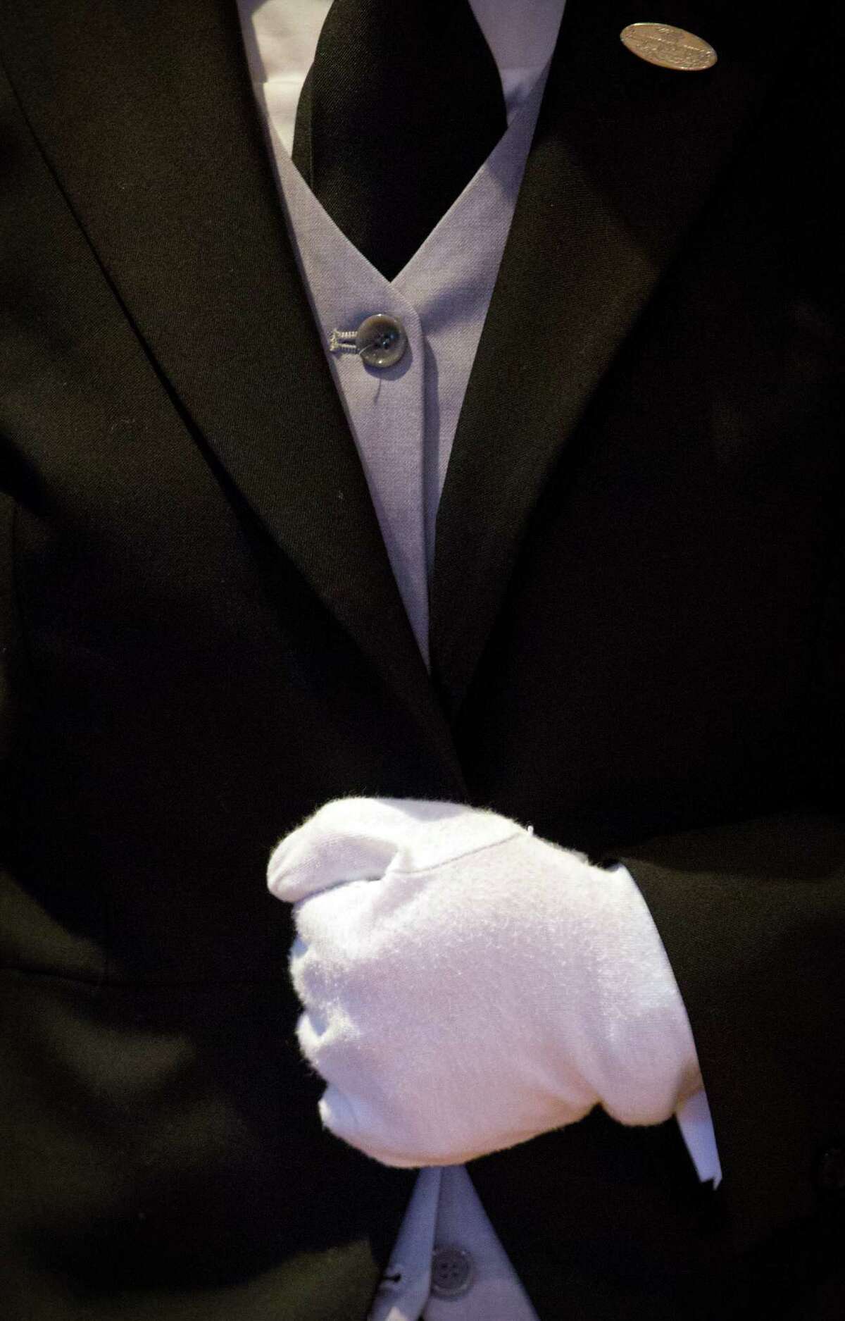 White-gloved butlers a new must-have for China's super-rich