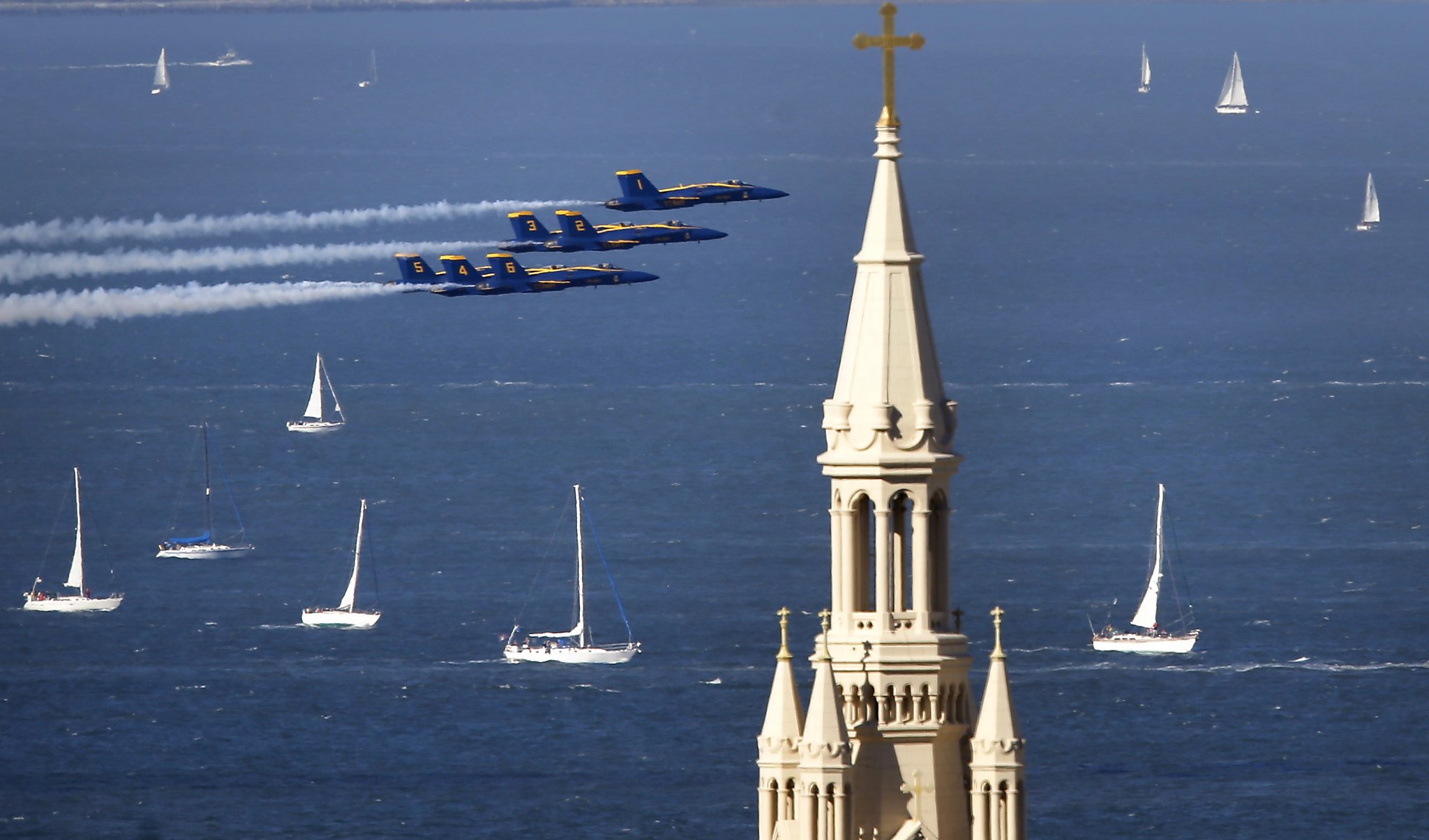 Crowds line up to visit ships for Fleet Week