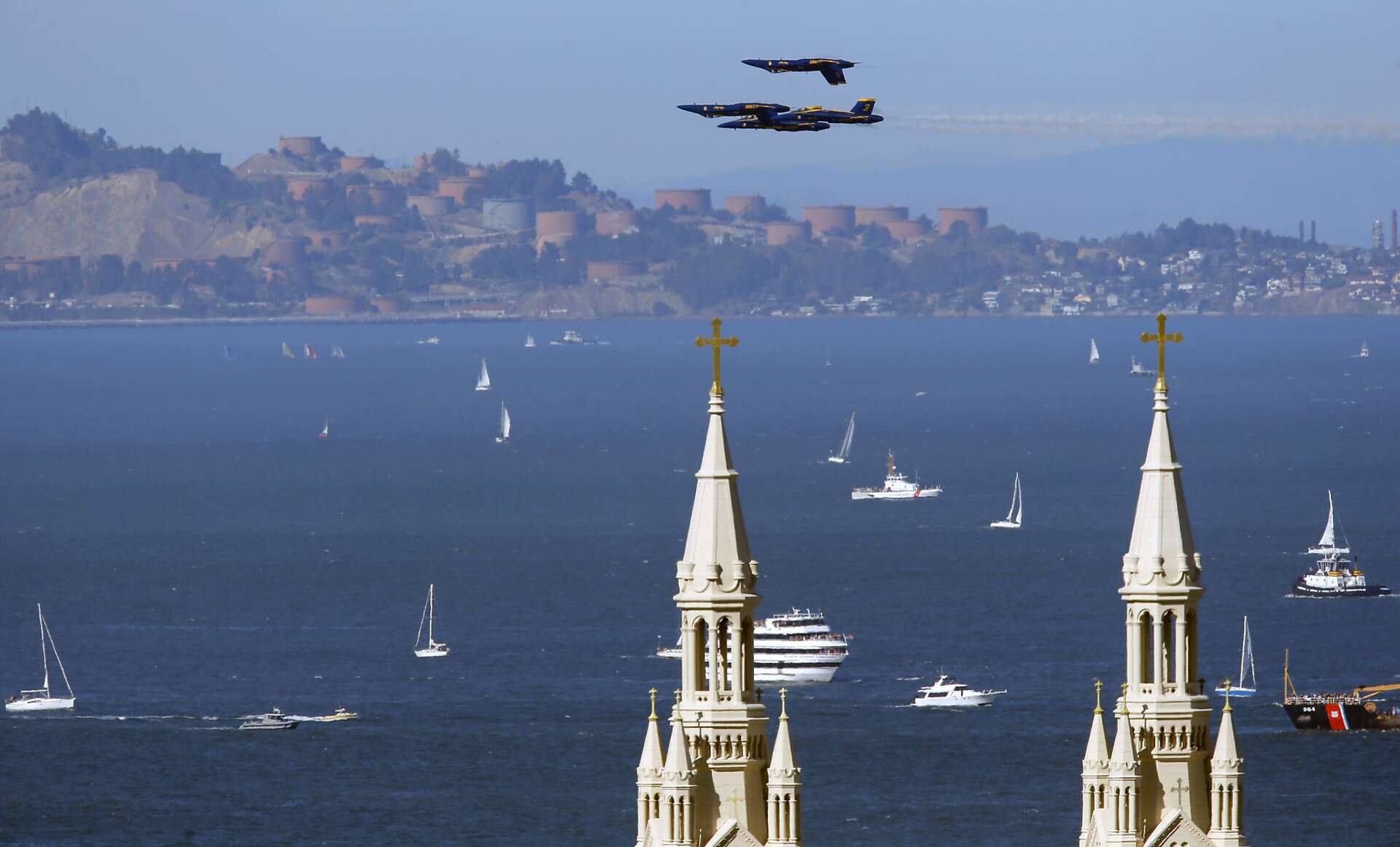 Crowds line up to visit ships for Fleet Week