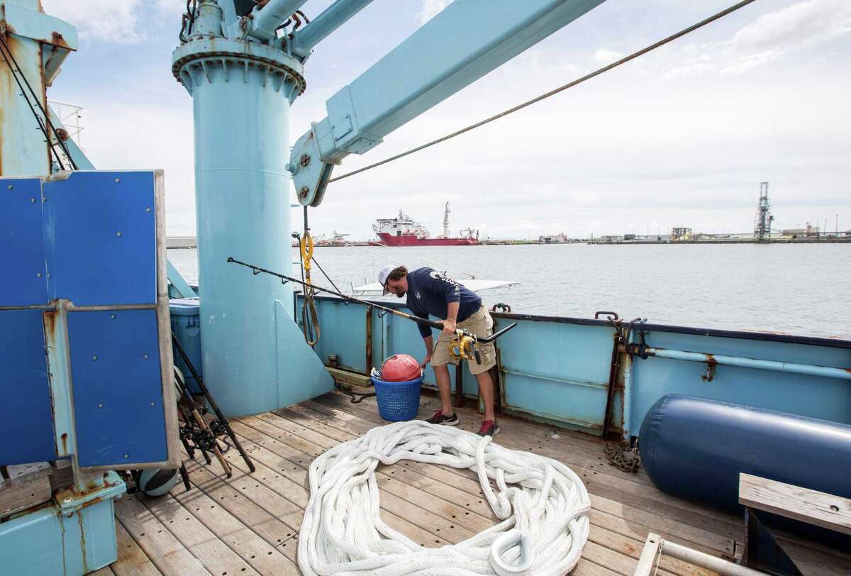 Research ship to wrangle sharks onto submerged elevator