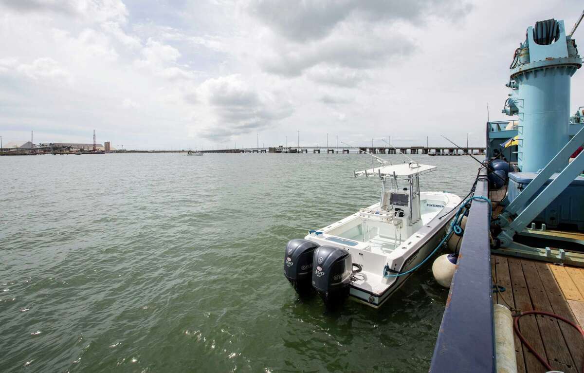 Research ship to wrangle sharks onto submerged elevator