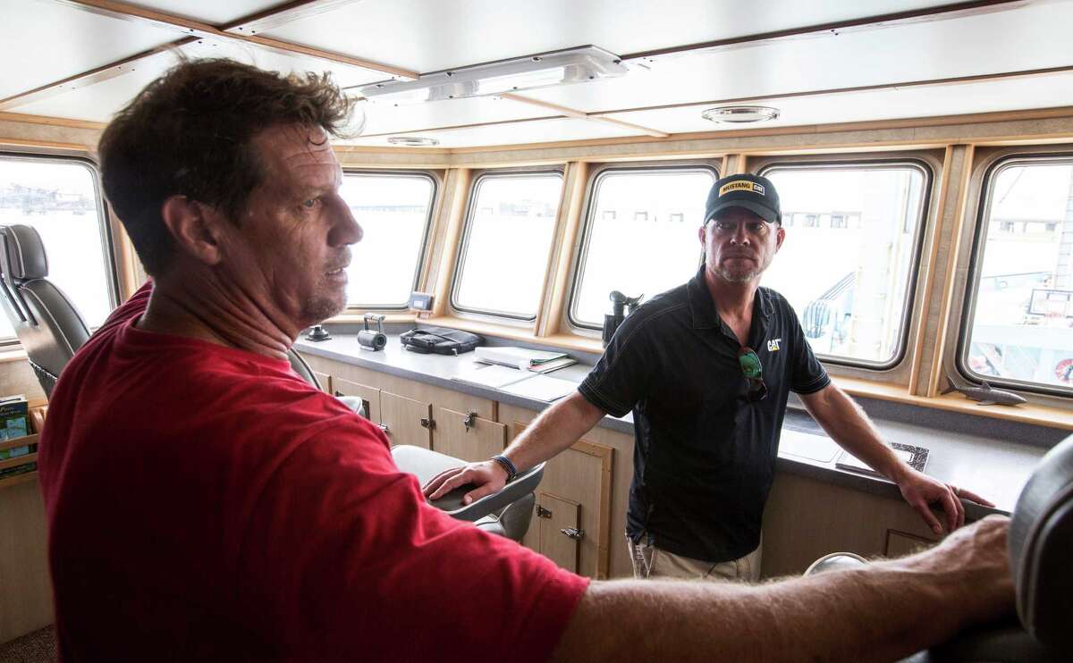 Research ship to wrangle sharks onto submerged elevator