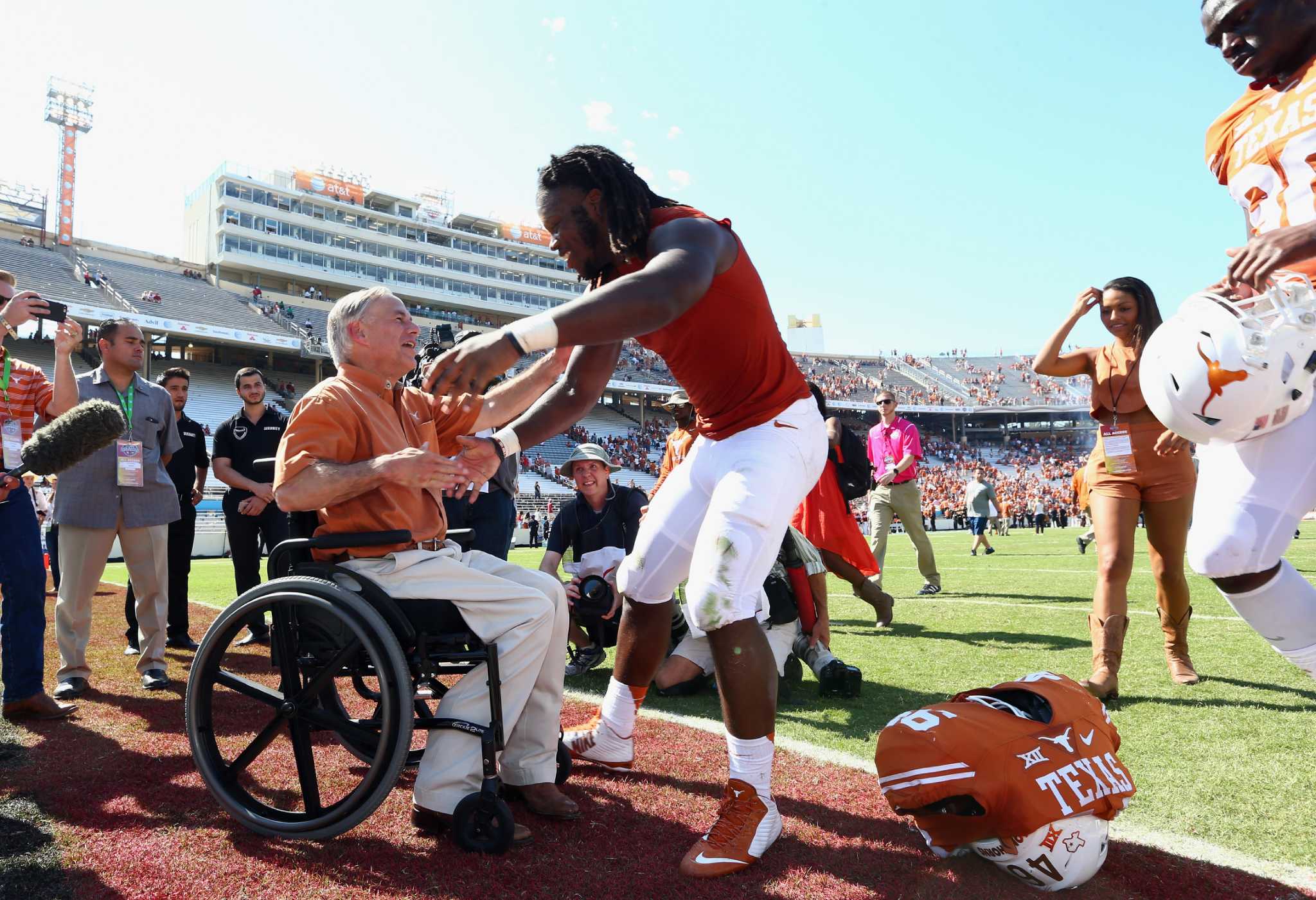 Texas Gov. Greg Abbott to toss coin at 3 college football games opening ...