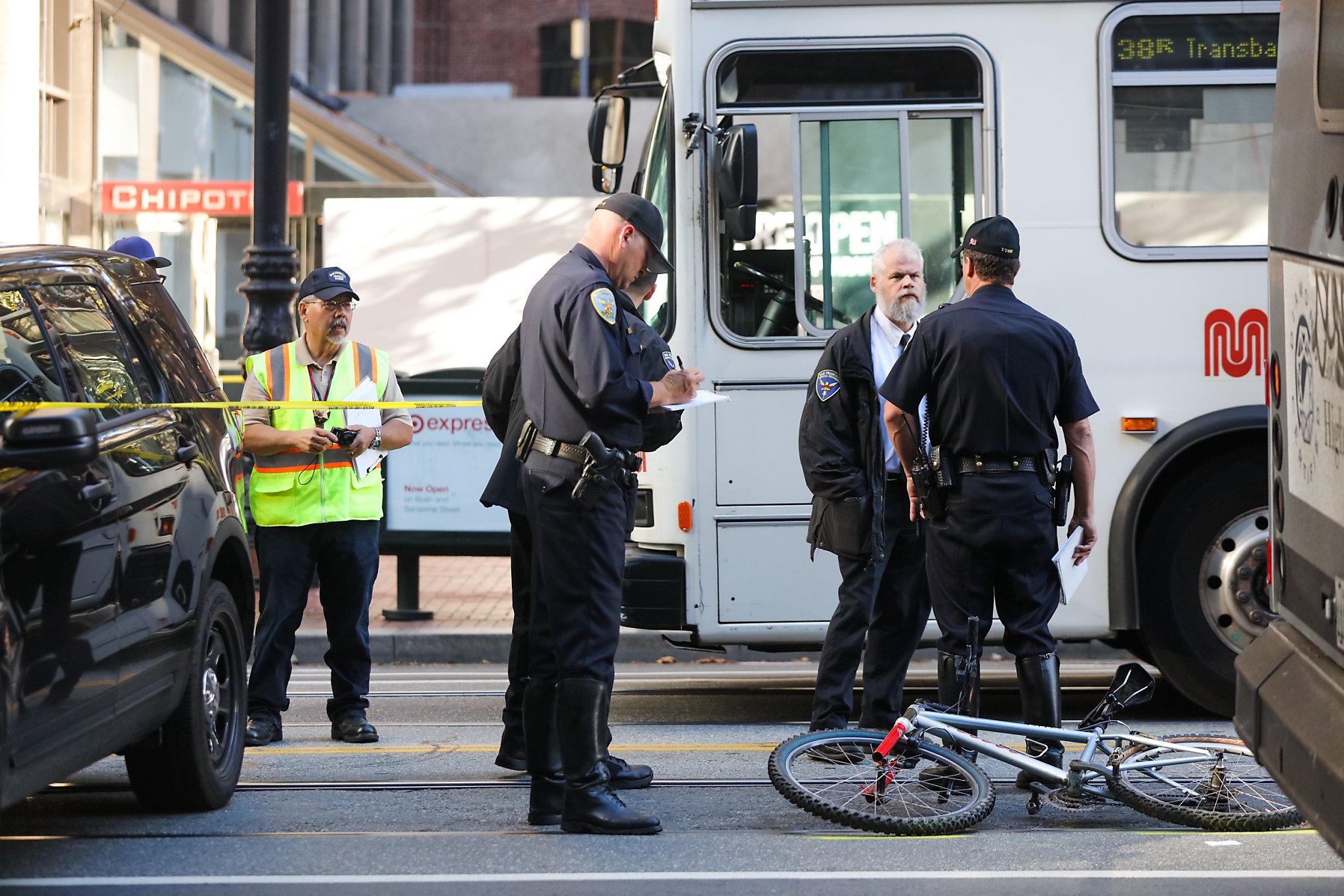 Muni bus fatally hits bicyclist in downtown San Francisco