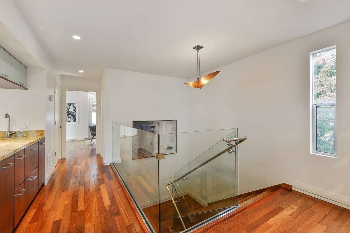 Reverse floor plan suits Clarendon Heights contemporary