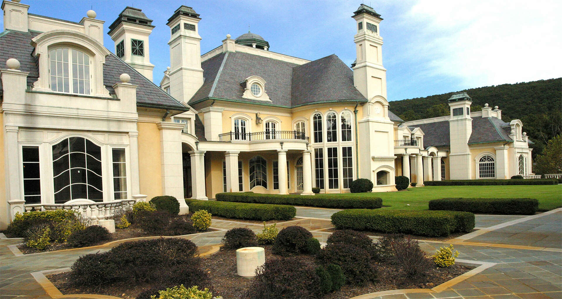 'Guitar Mansion,' known to be Alabama's largest home, will be up for sale