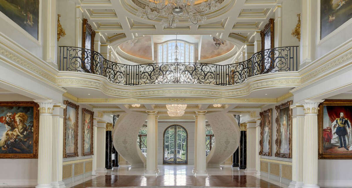 'Guitar Mansion,' known to be Alabama's largest home, will be up for sale