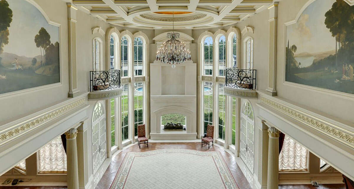 'Guitar Mansion,' known to be Alabama's largest home, will be up for sale