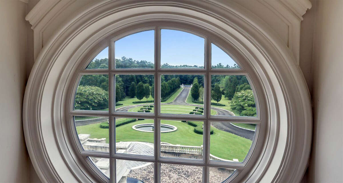 'Guitar Mansion,' known to be Alabama's largest home, will be up for sale