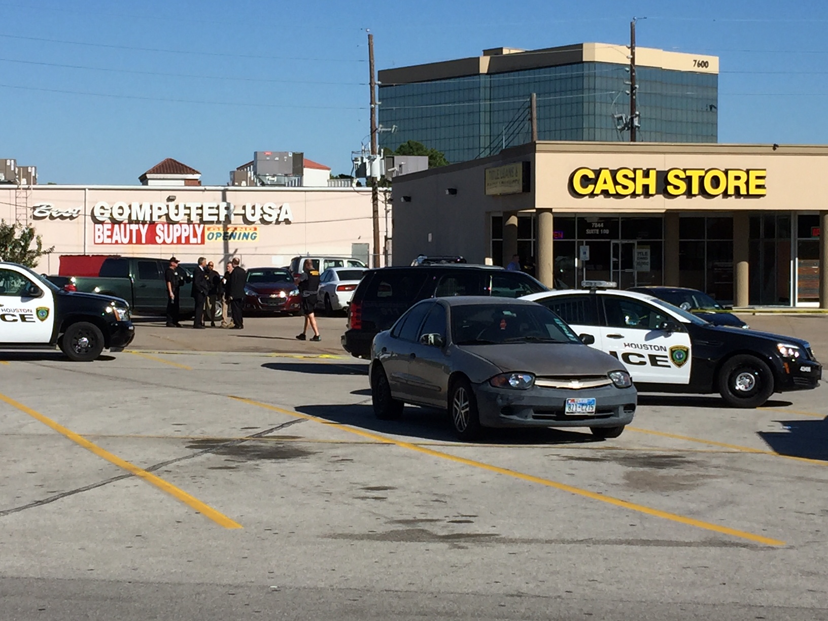 1 suspect dead, another injured in Cash Store robbery