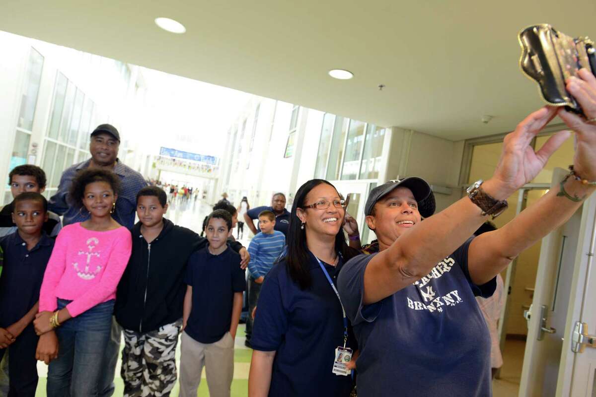 New Fairfield’s Bernie Williams and guitar wows students