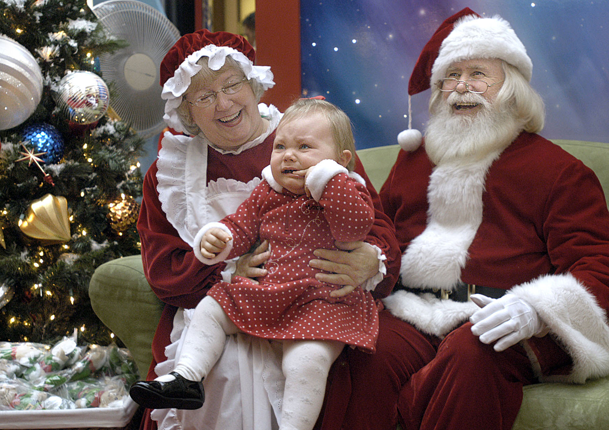 'Not so jolly' Santa photos the latest trend for parents this holiday ...