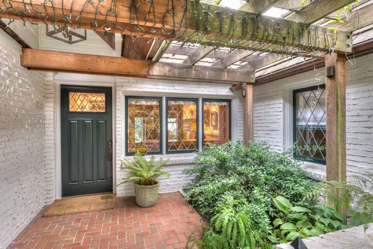 Sheridan Beach home with indoor showroom