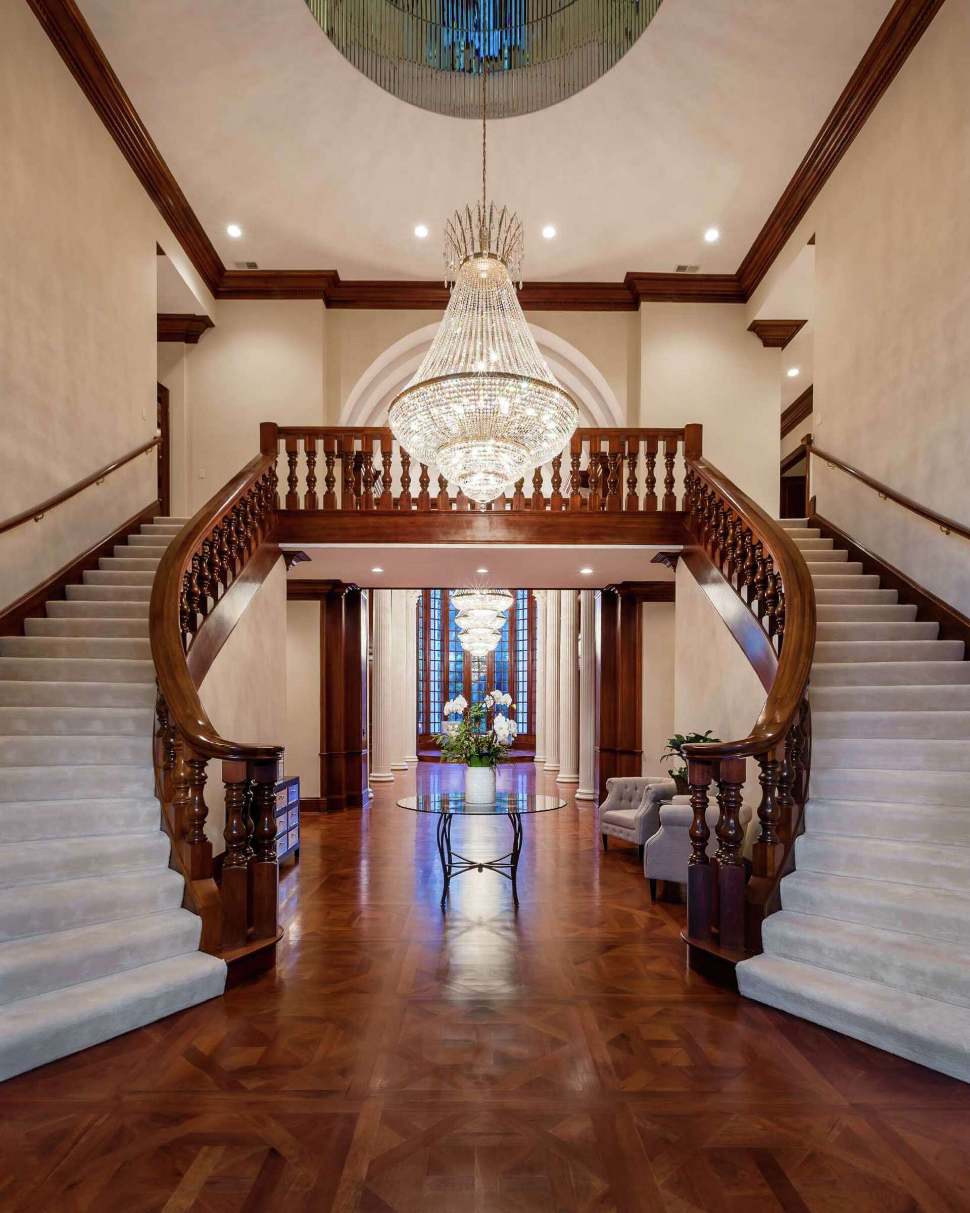 Inside real estate super-agent Ken DeLeon's bling dynasty