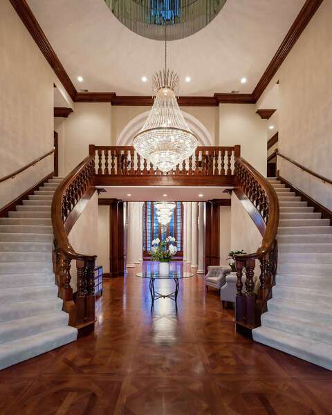 Inside real estate super-agent Ken DeLeon's bling dynasty