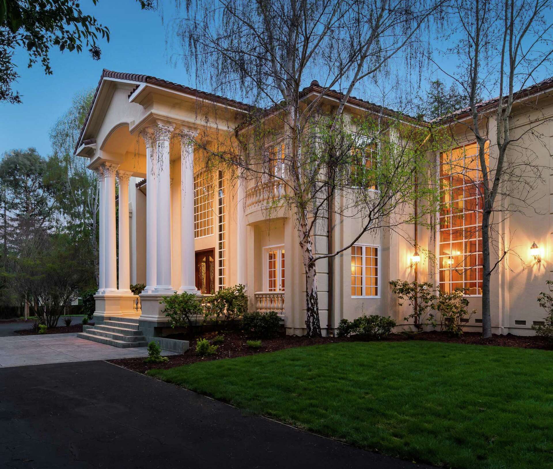 Inside real estate super-agent Ken DeLeon's bling dynasty