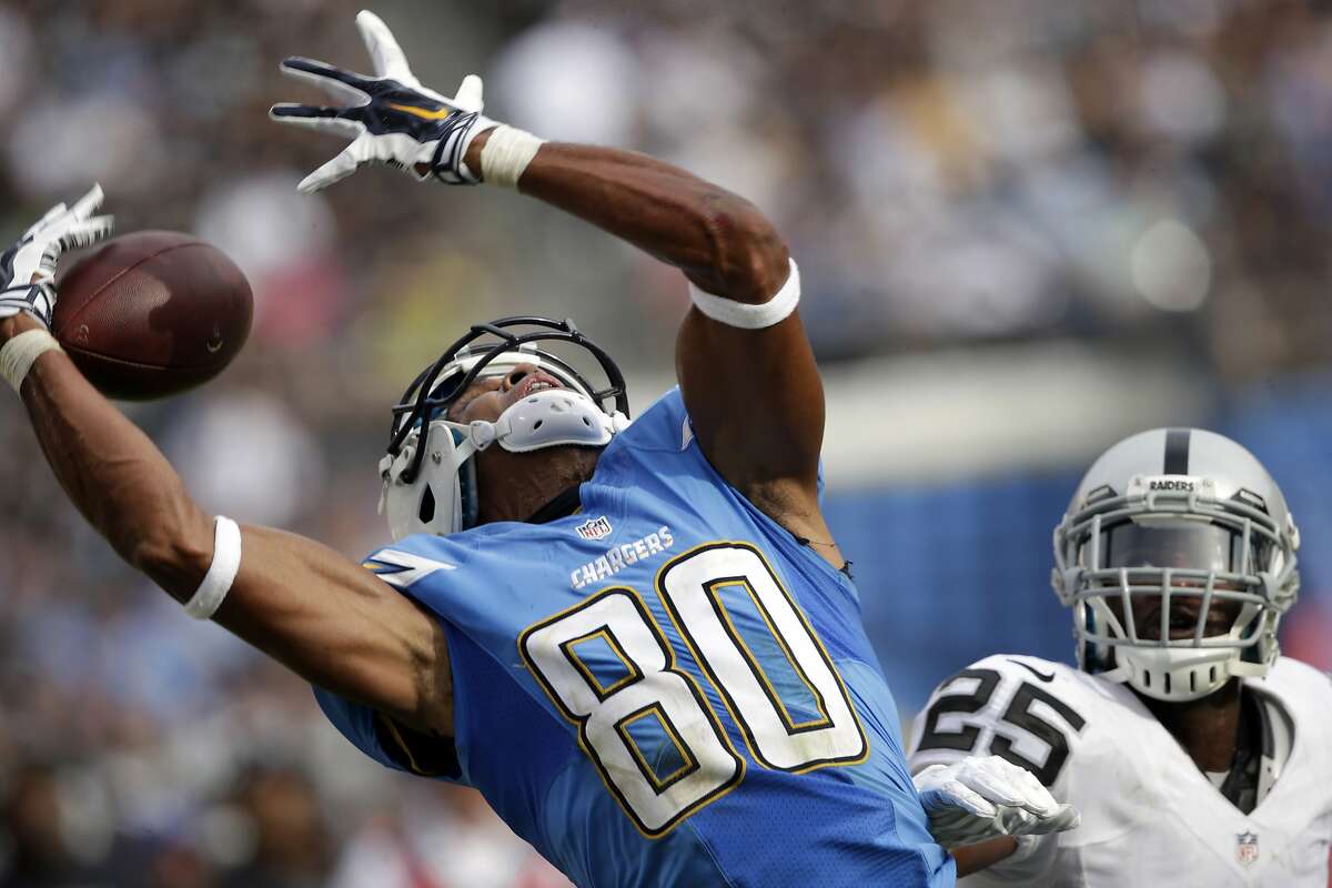 Raiders build big lead, beat Chargers 37-29