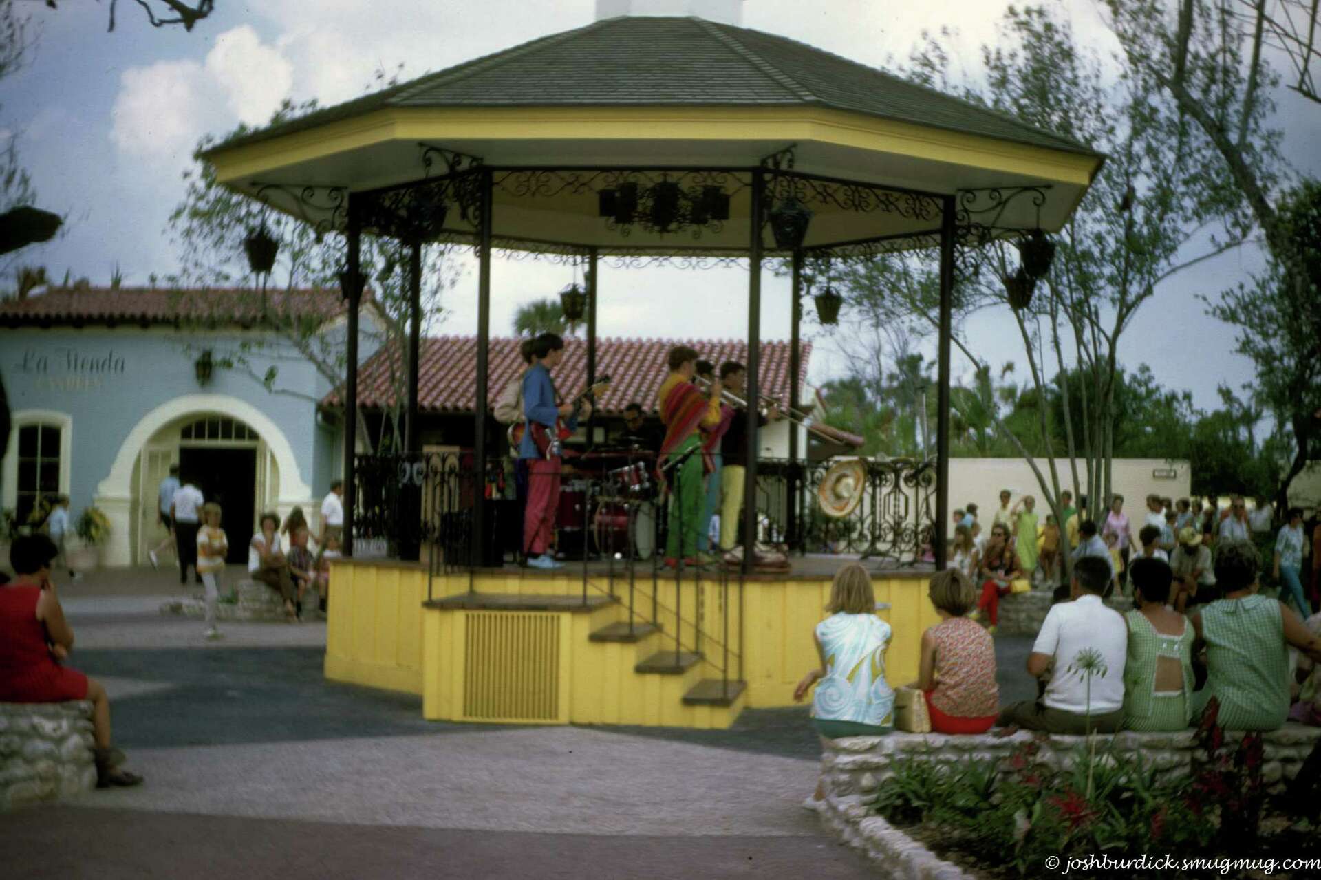 A primer on AstroWorld, the inspiration for Houston rapper Travis Scott ...