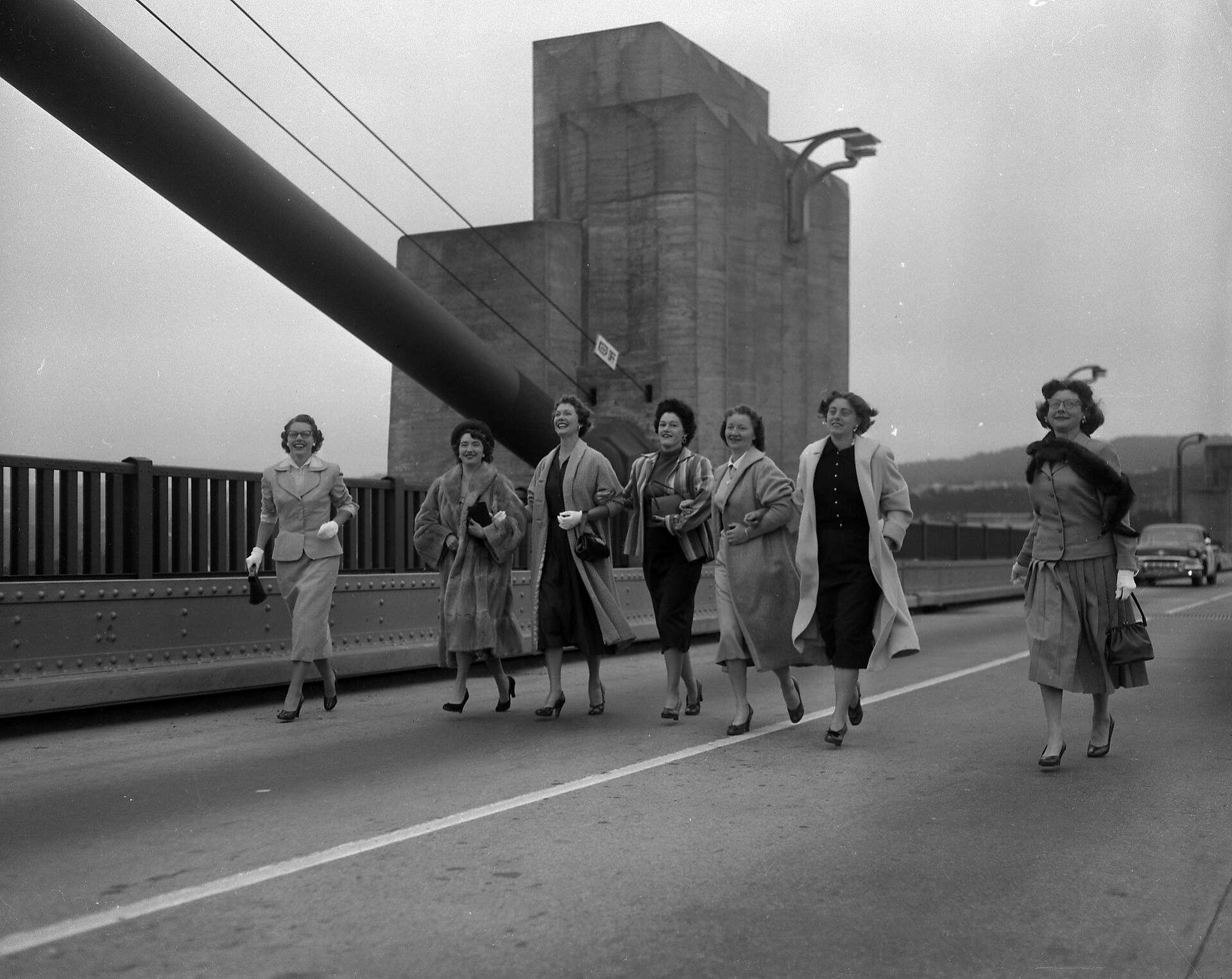 ‘Girls of the Golden Gate’: What happened after famous photo?