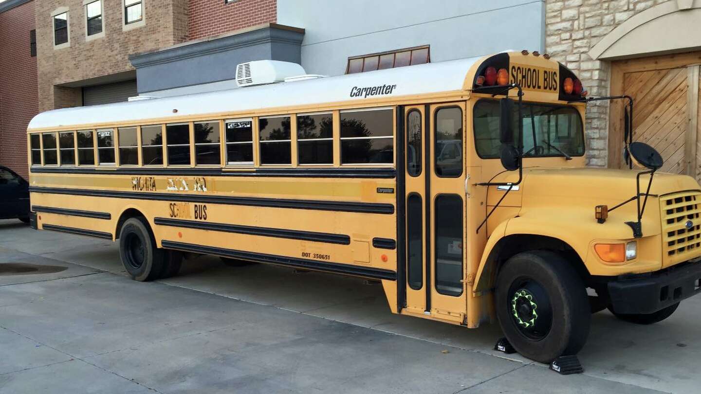 Oklahoma man turns a school bus into a fully-functioning tiny home on ...