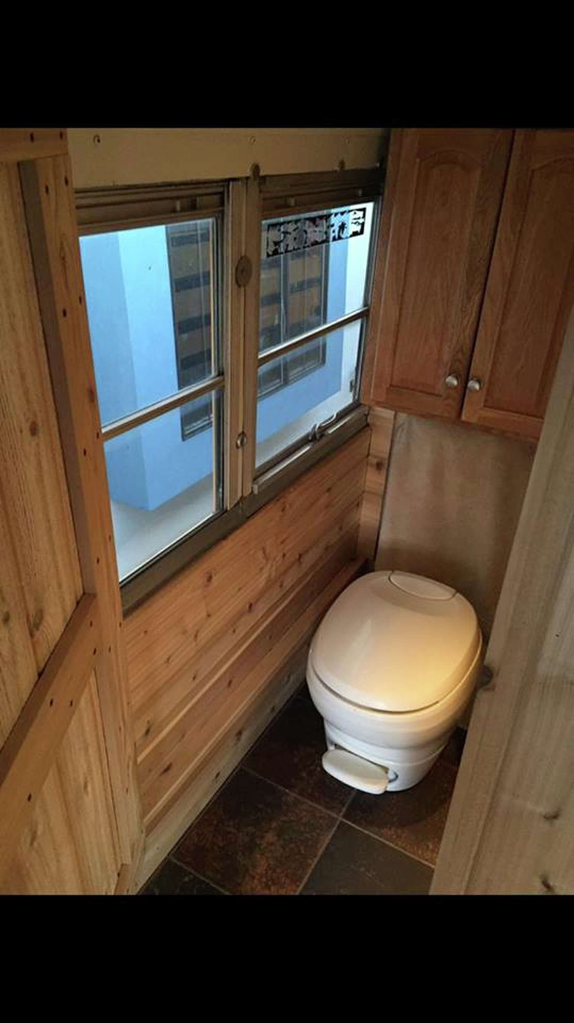 Oklahoma man turns a school bus into a fully-functioning tiny home on ...