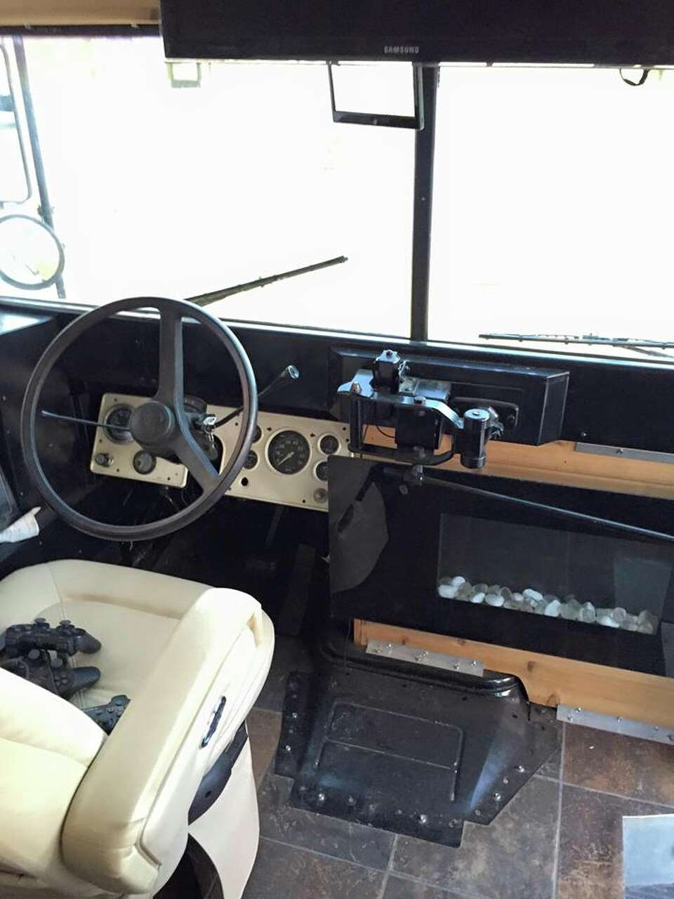 Oklahoma man turns a school bus into a fully-functioning tiny home on ...