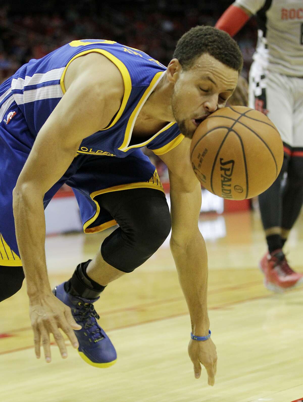 Curry, Warriors breeze to another victory over Rockets