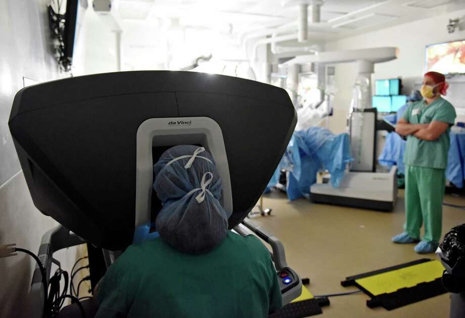 Surgical robot lends a helping hand at Greenwich Hospital - GreenwichTime