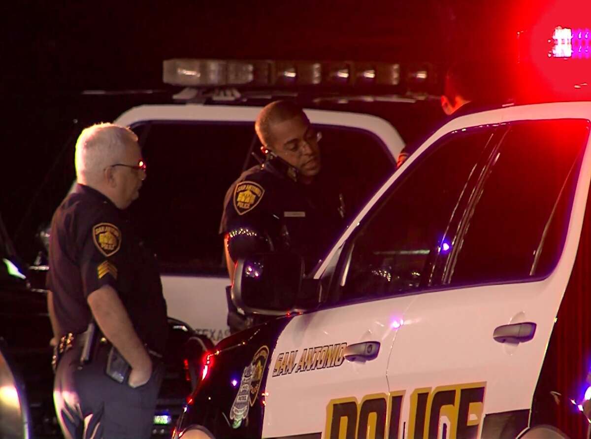 Police: About 30 people rush convenience store in mass theft